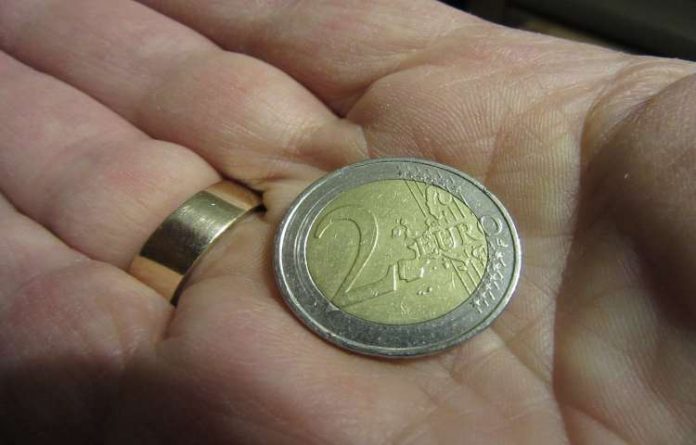 There are counterfeit 2 euro coins. Here's how to recognize it right away